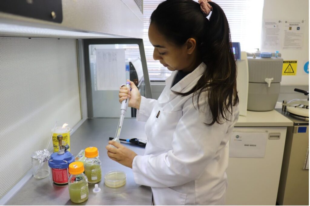 Afrikelp Lab Photo 2 - Vegetable Growers News